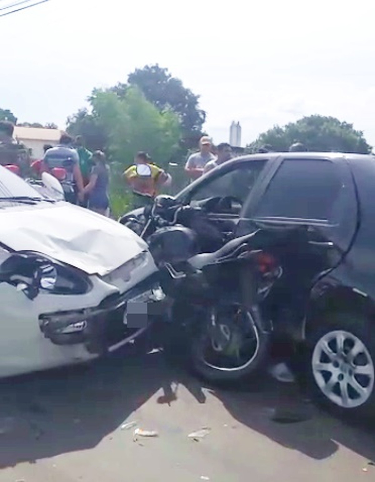 Homem fica gravemente ferido após colisão entre três veículos na BR 343 ...