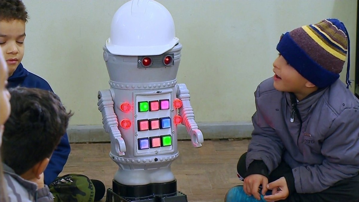 Robô auxilia na alfabetização de crianças