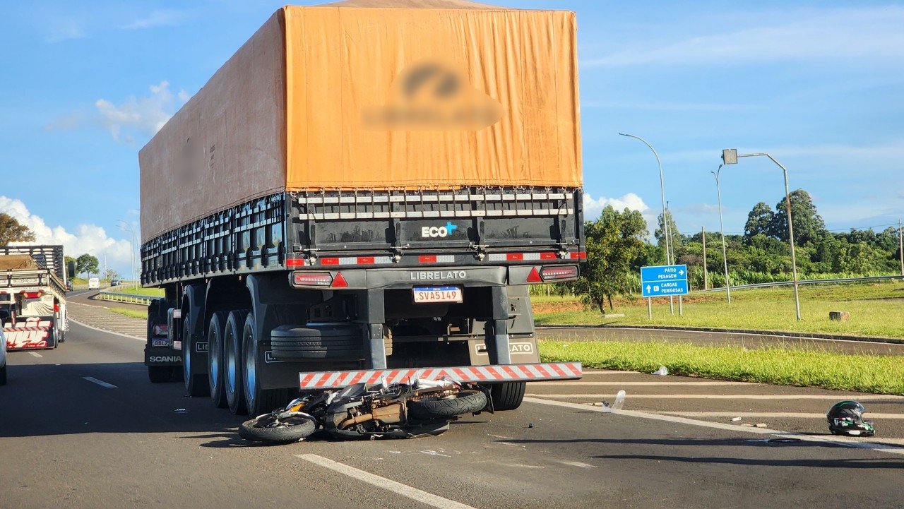 Motociclista morre após bater na traseira de carreta em rodovia de Botucatu | Bauru e Marília | G1