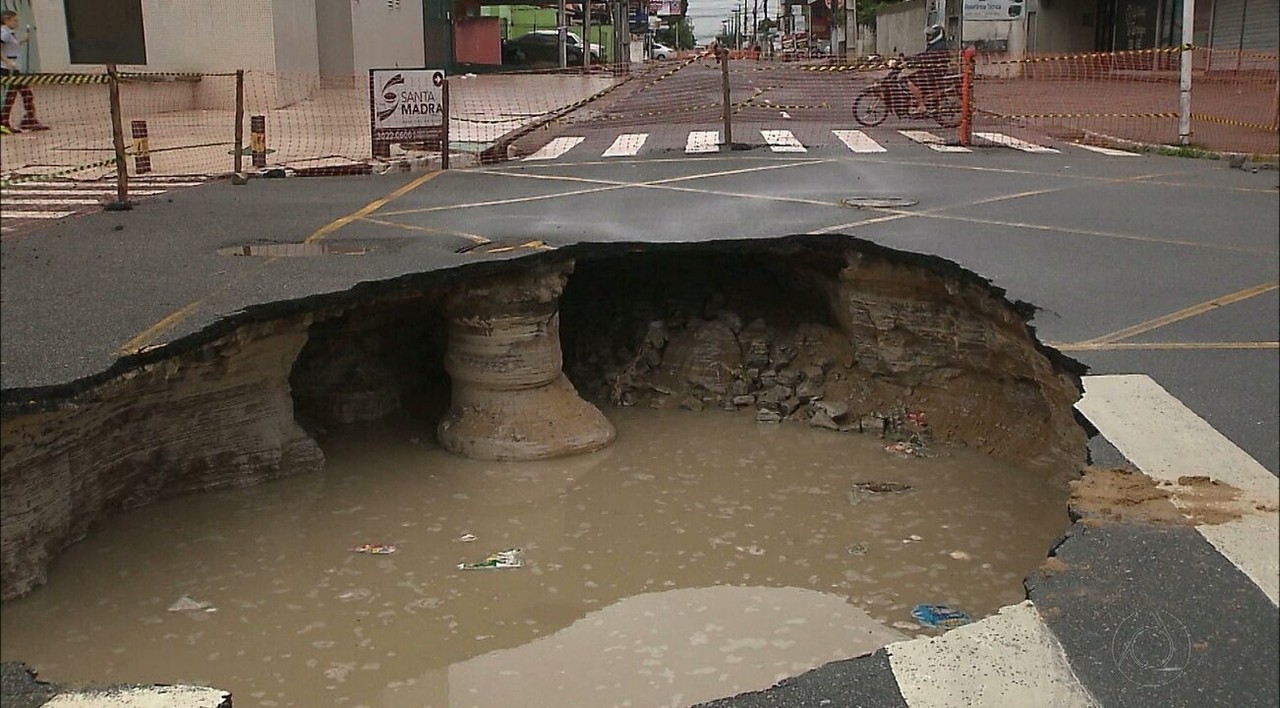 Rua do meme 'tô passada, chocada', volta a ter nova cratera, em João Pessoa