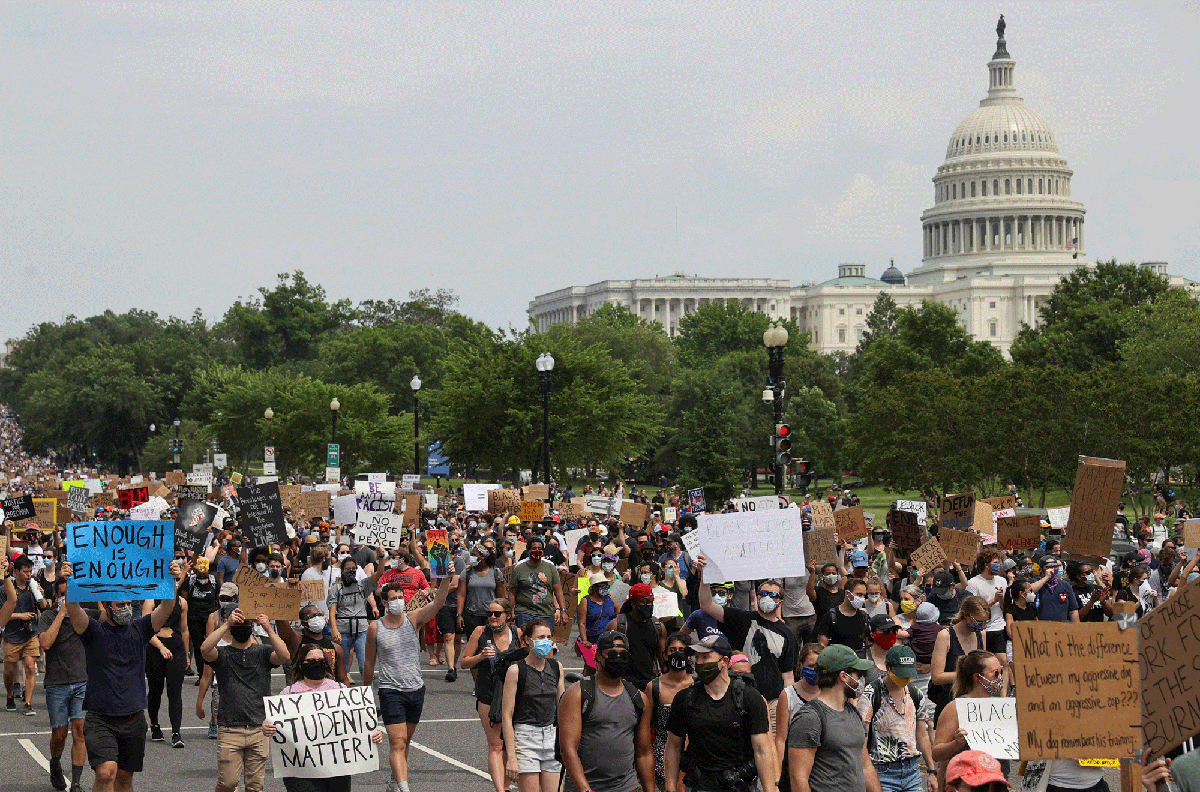 Milhares de manifestantes se juntam em Washington para protesto contra ...