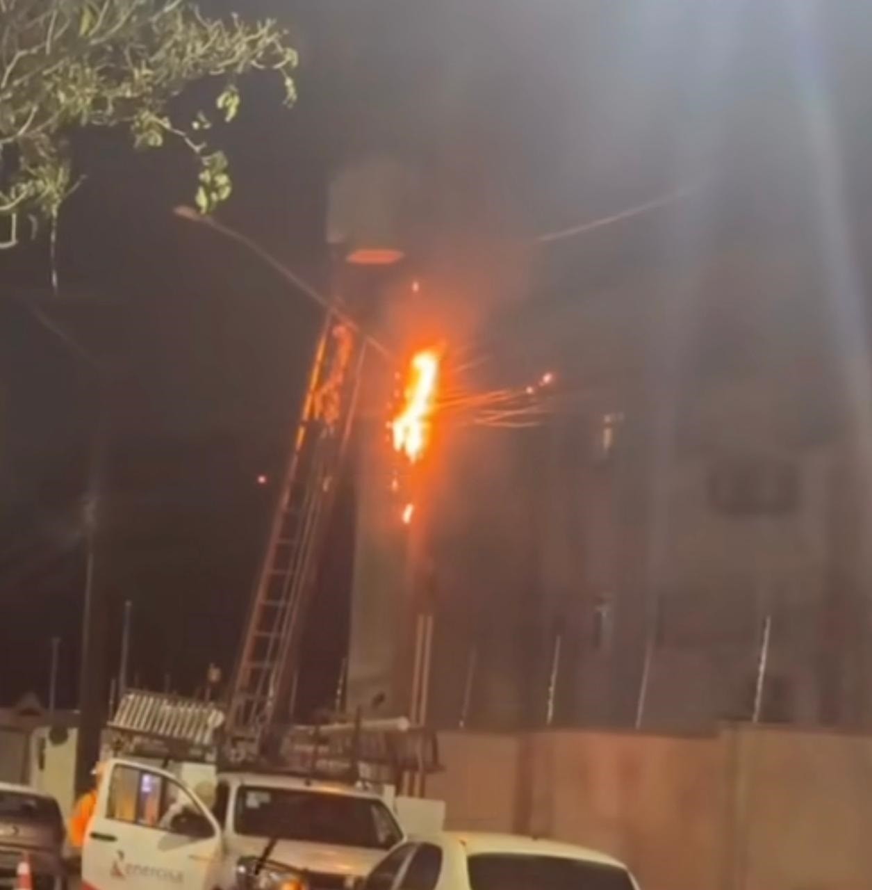 Incêndio em poste da rede elétrica na Avenida Paulo Marcondes deixa mais de 110 moradores sem ...