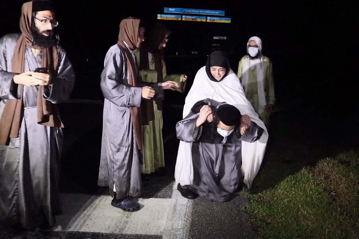 Vídeo: membros de seita judaica atacam guardas e fogem em massa de ...