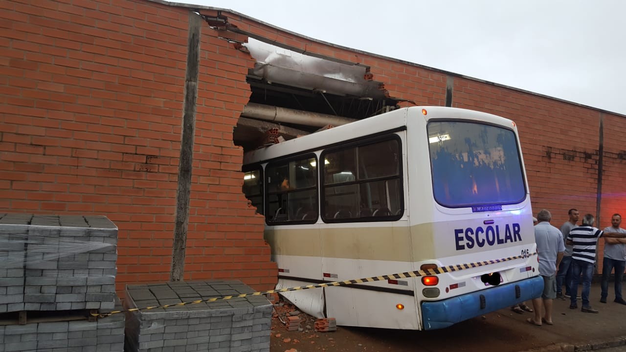 Ônibus desgovernado desce ladeira e atinge empresa têxtil no Vale do Itajaí | Santa Catarina | G1