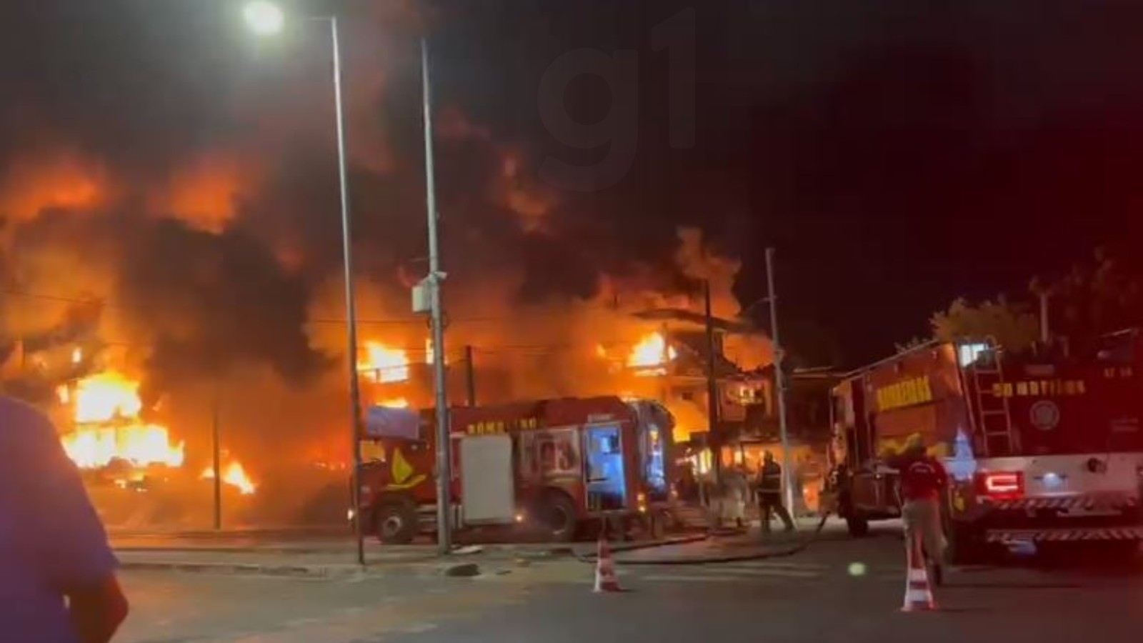 Sucata é destruída por incêndio de grandes proporções em Fortaleza | G1