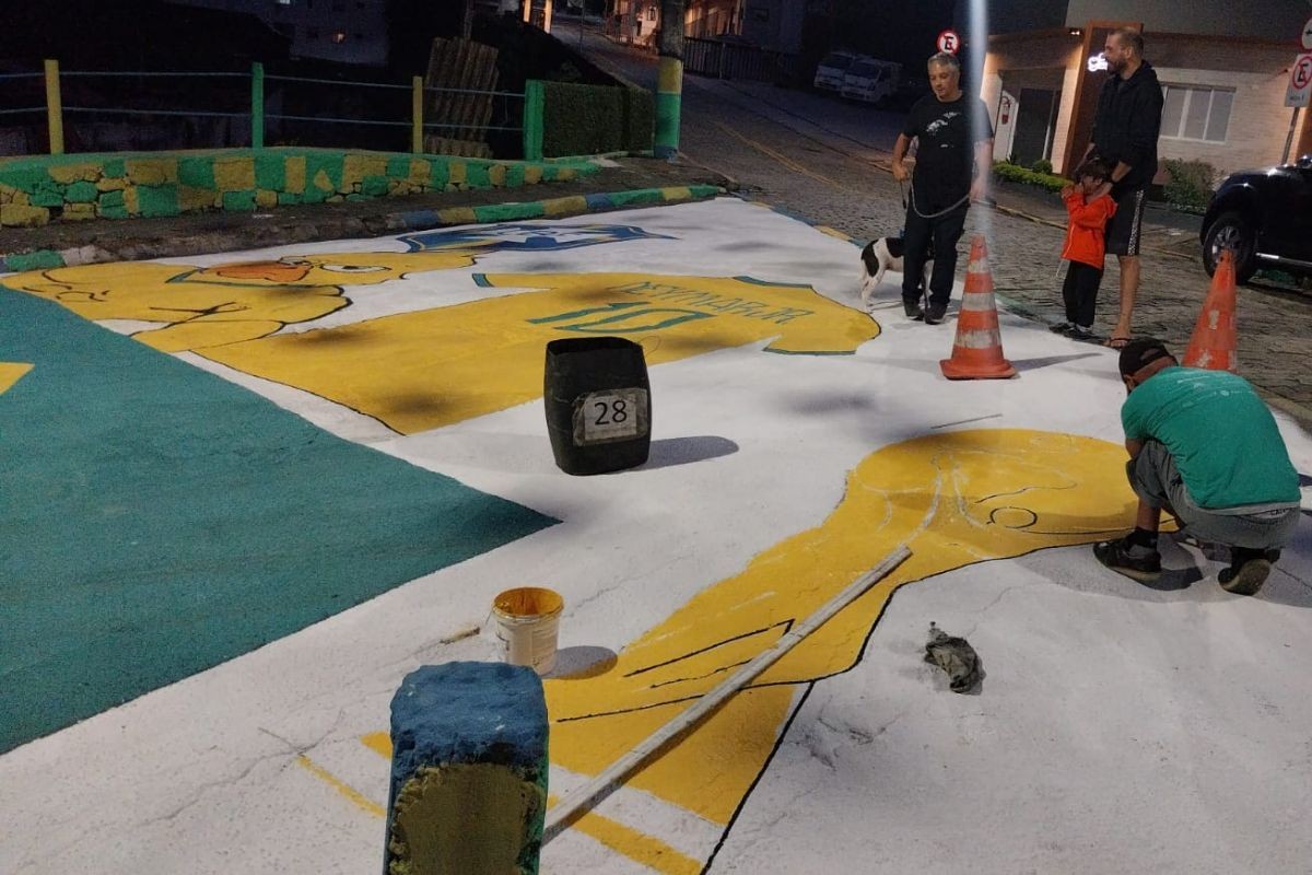 Rua de condomínio de Neymar é pintada para a Copa do Mundo em Santos | G1