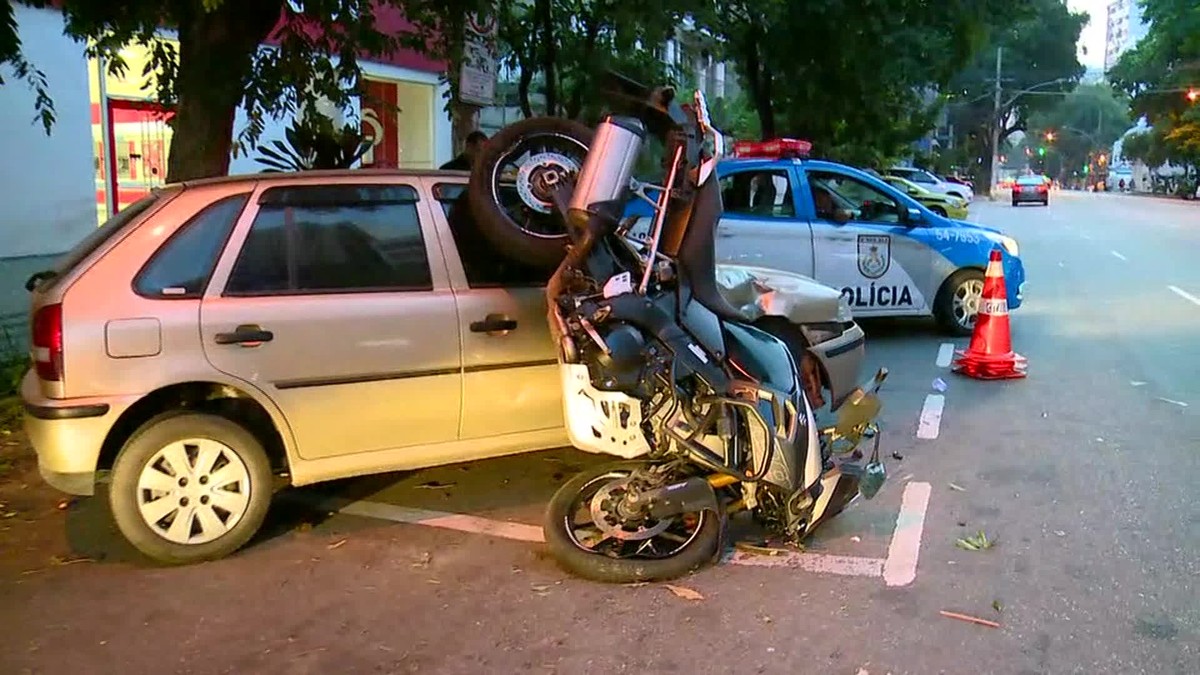 Motociclista morre após grave acidente na Tijuca; carro e ônibus batem ...
