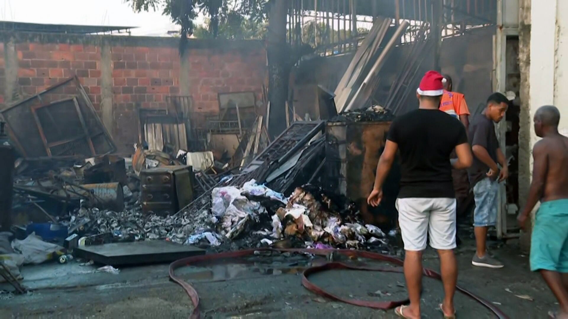 Ferro-velho pega fogo em Meriti | G1