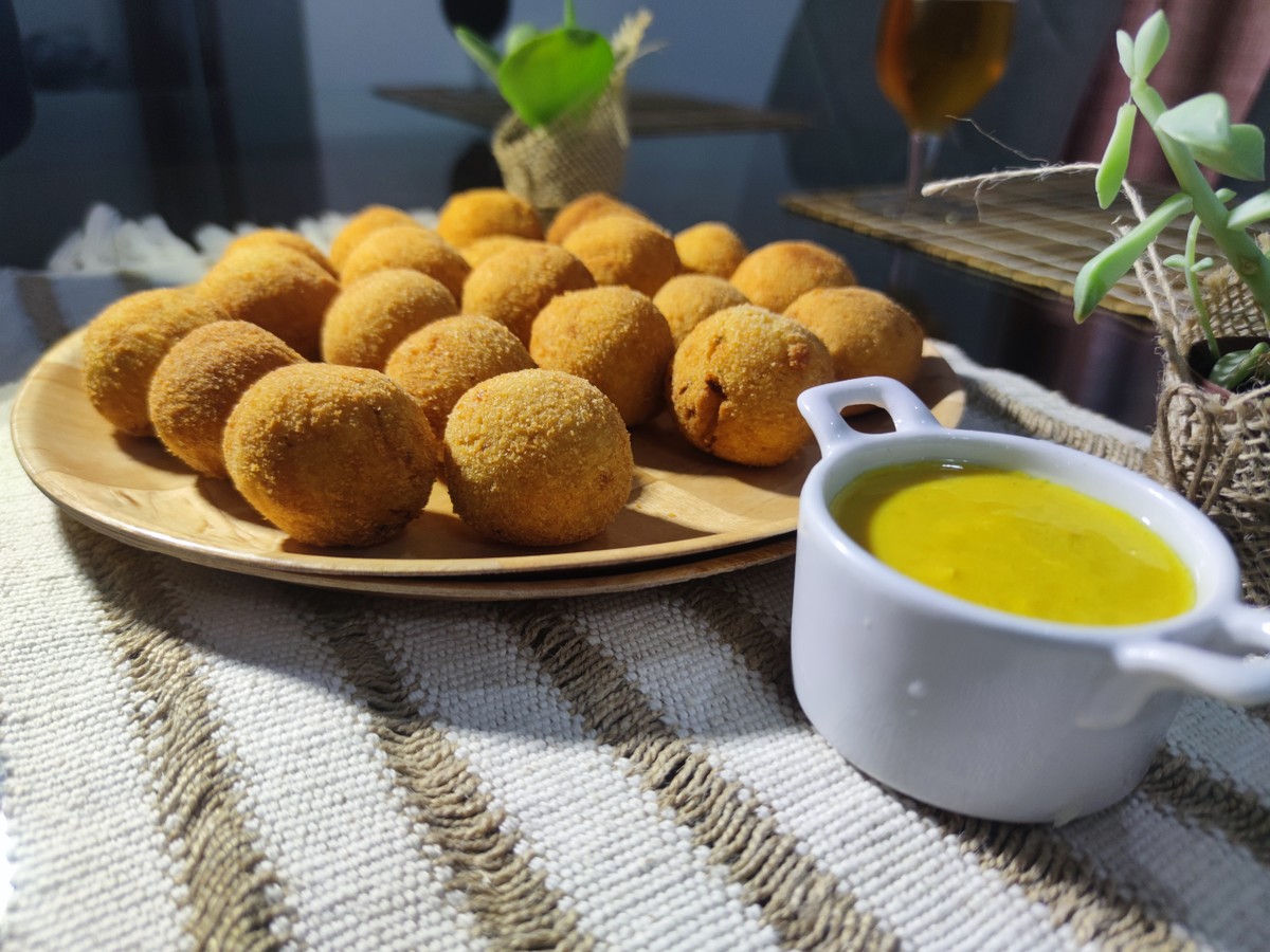 Bolinho de Milho tem recheio cremoso de carne seca desfiada ...