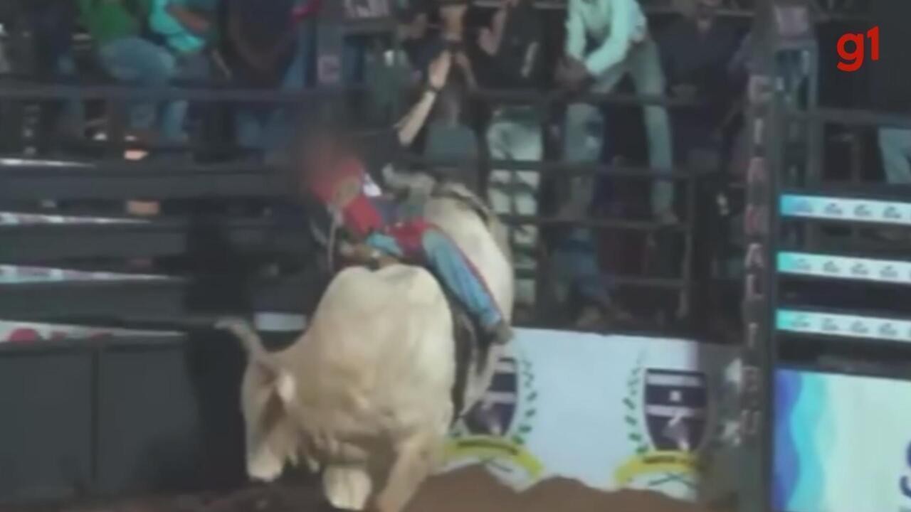 Peão quebra o maxilar após bater rosto contra chifre de touro em rodeio no interior de SP; vídeo ...