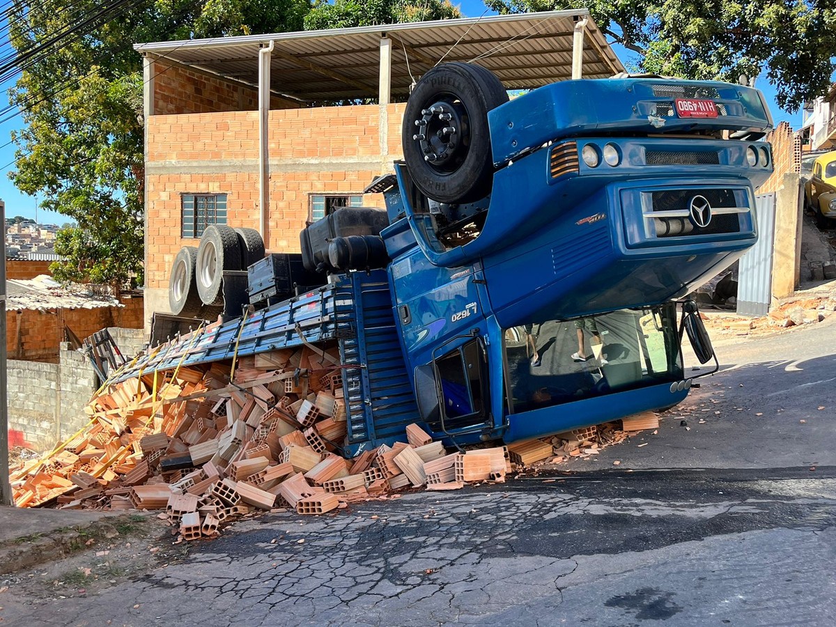 Caminhão carregado de tijolos capota ao tentar subir rua em BH | Minas Gerais | G1