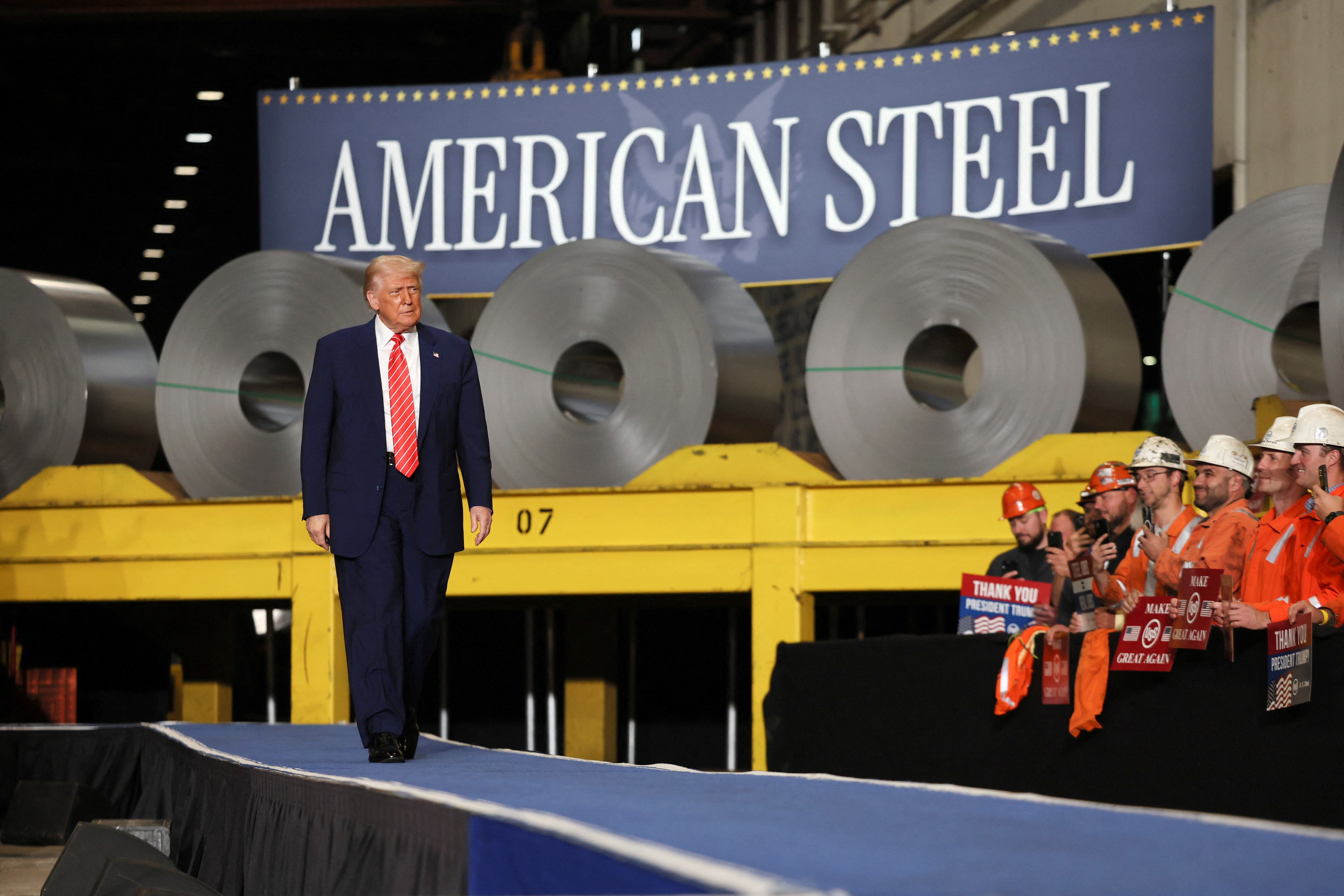 Trump assina decreto que dobra tarifas sobre aço e alumínio | G1