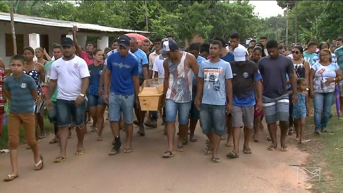 Corpos De Jovens Vítimas De Triplo Assassinato São Enterrados Em São