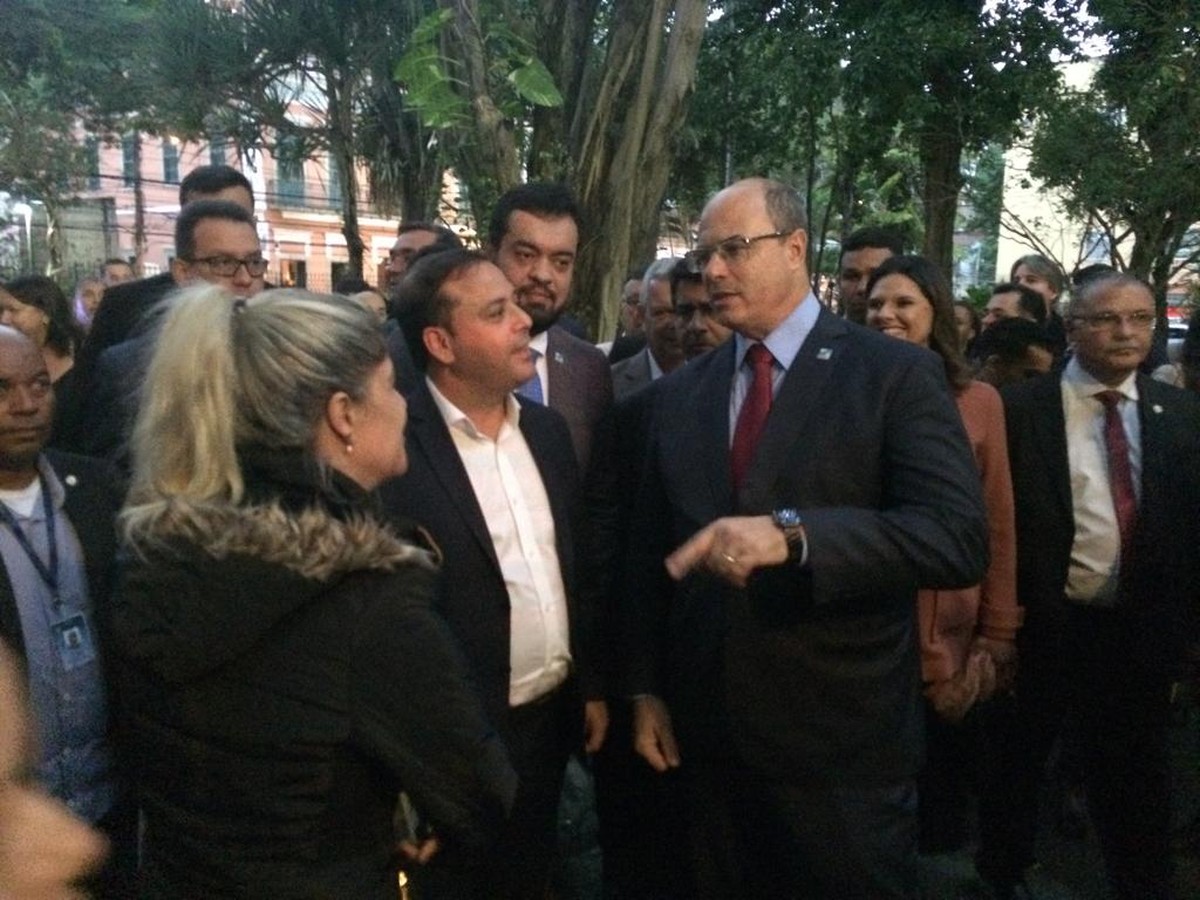 Manifestantes contra a política de segurança do RJ interrompem discurso ...
