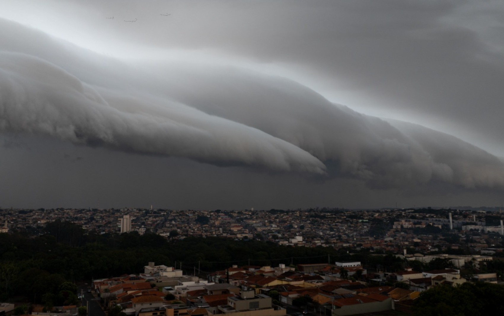 VEJA: Nuvem de rolo chama atenção de moradores em Ribeirão Preto, SP | G1