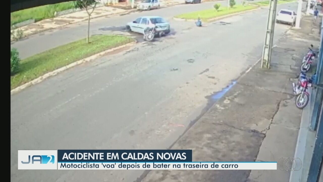 Motociclista dá cambalhota por cima de carro após bater contra o veículo em avenida de Caldas ...
