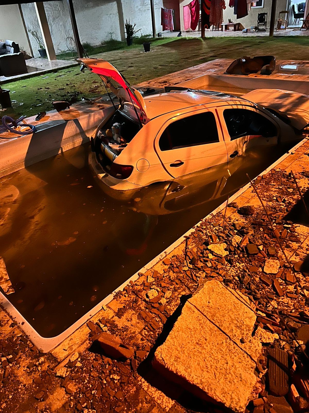 Carro cai dentro de piscina após bater em outro veículo e quebrar muro em Maricá, no RJ | Região ...