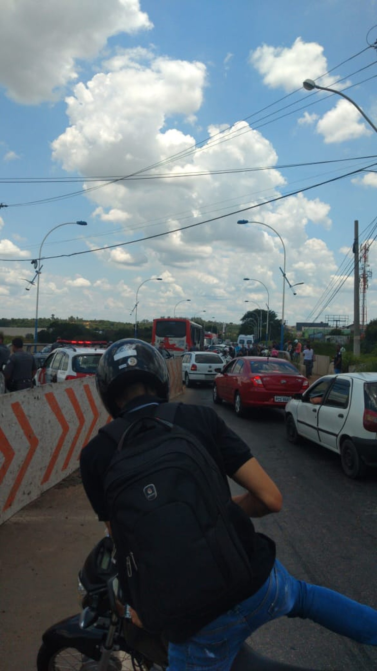 Acidente entre viatura da PM e ônibus deixa 3 feridos na Av. John Boyd ...