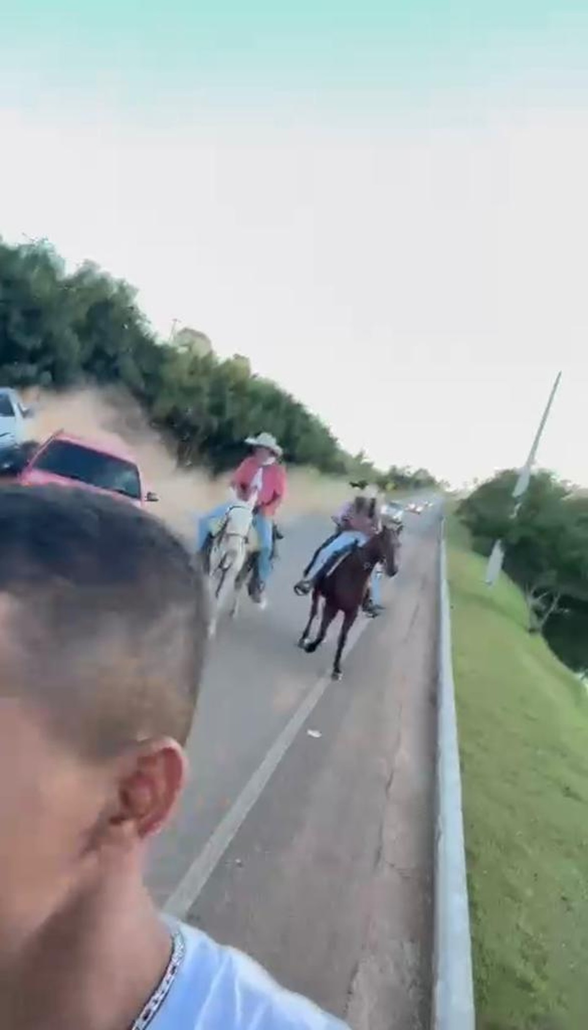 VÍDEO: homem filma carro capotando durante cavalgada em São Felipe D ...