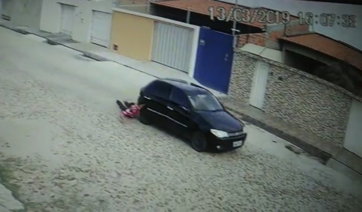 Vídeo Mostra Suspeito De Roubar Arma De Pm Sendo Arrastado Por