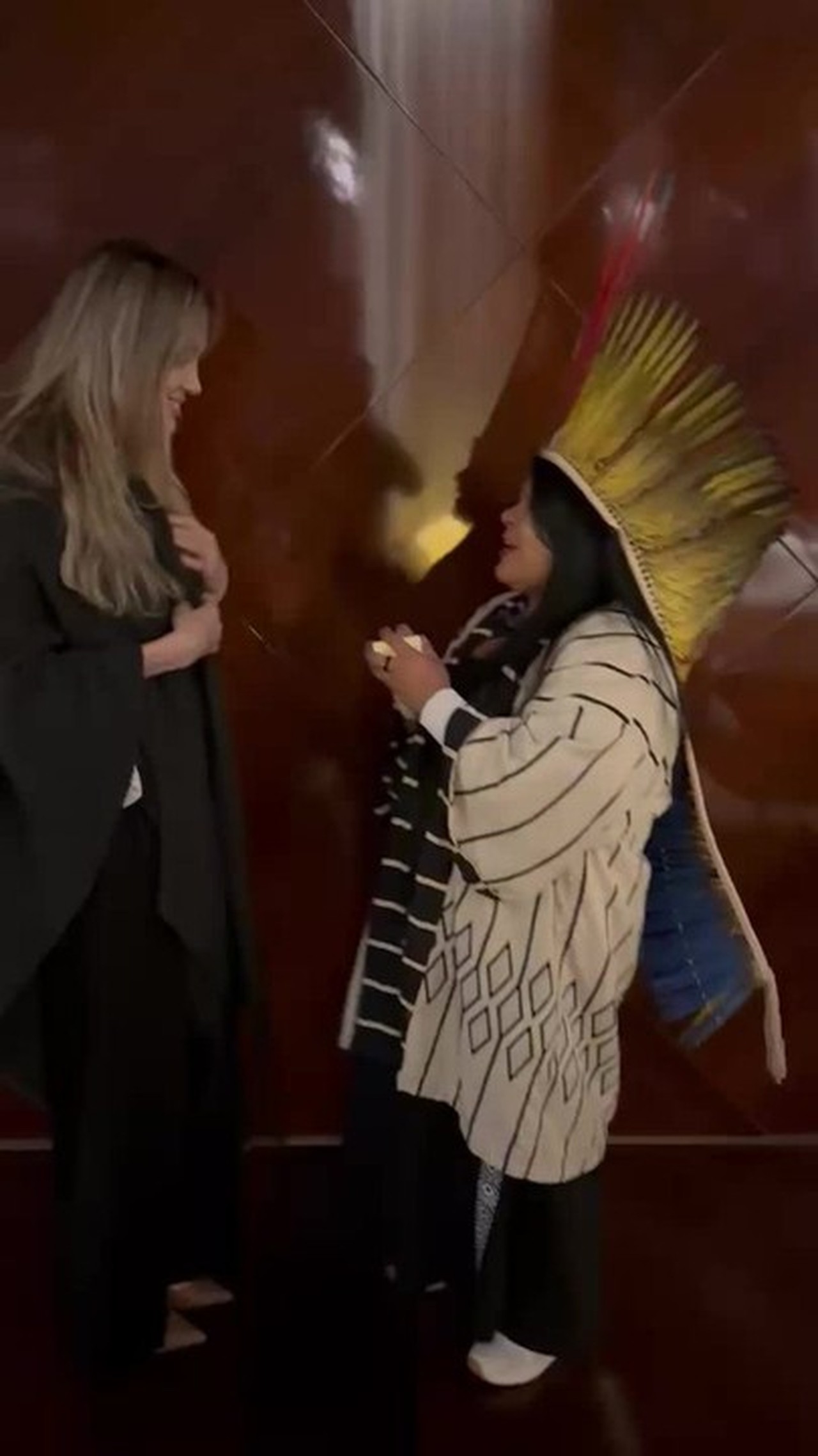 Angelina Jolie encontra ministra Sônia Guajajara, em São Paulo | São Paulo | G1