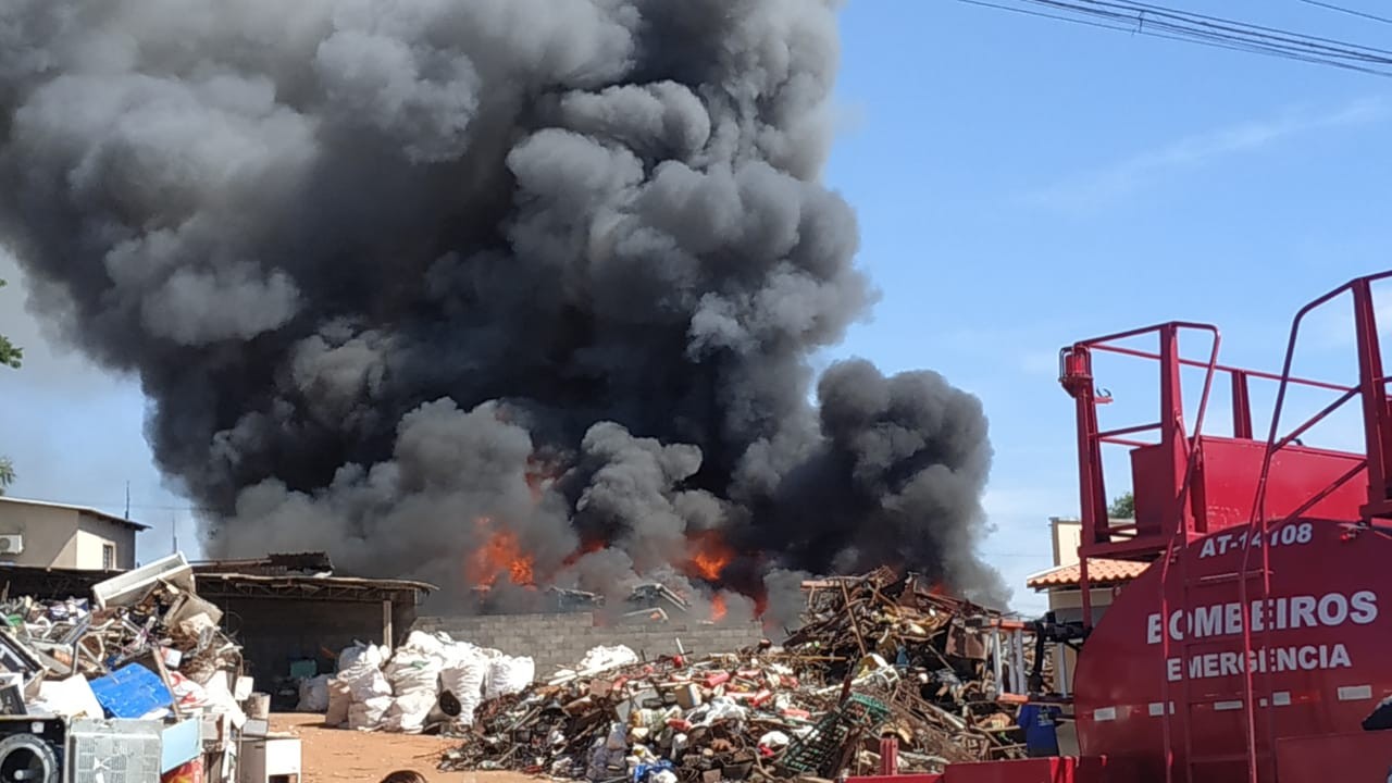 Incêndio em depósito de ferro-velho mobiliza Corpo de Bombeiros, em ...