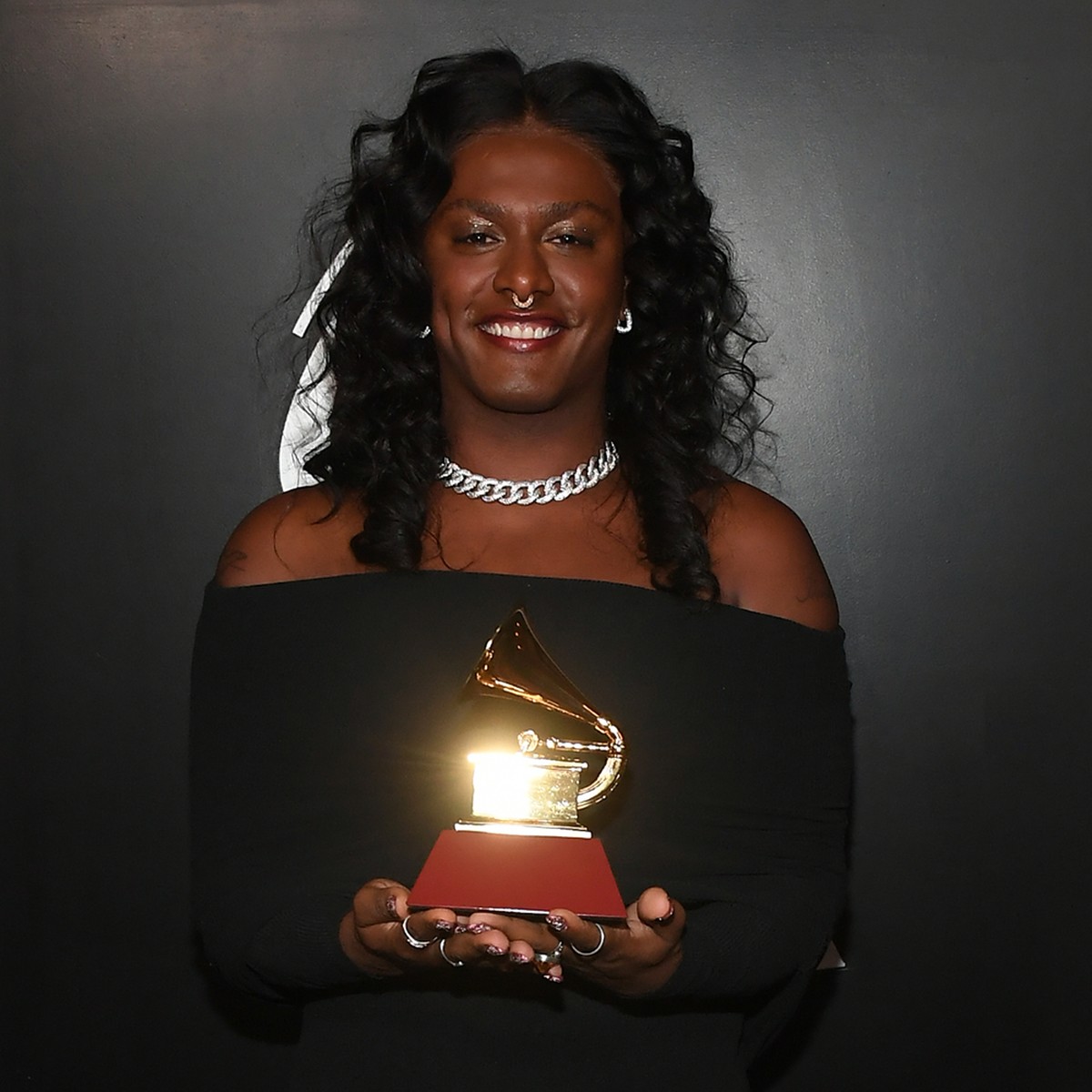 Liniker lança o primeiro álbum ao vivo um dia após ganhar Grammy Latino ...