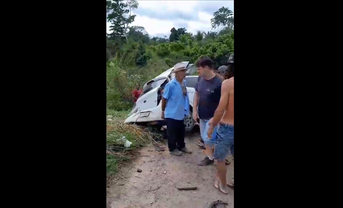 Homem morre e outro fica ferido após batida entre carro e caminhão no ...