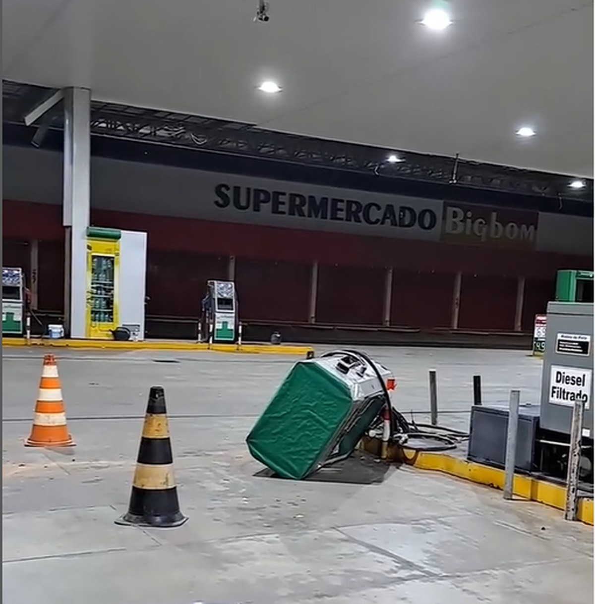 Motorista em alta velocidade invade posto, colide e arranca bomba de gasolina na zona Oeste de ...