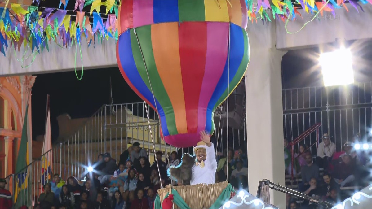 Noivo voa de 'balão mágico' sobre tablado em concurso de quadrilhas ...