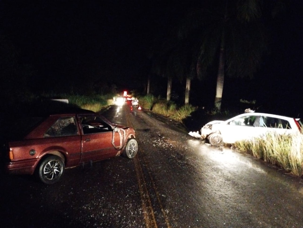 Batida entre carros deixa um morto e feridos na MG-133, em Tabuleiro | Zona da Mata | G1