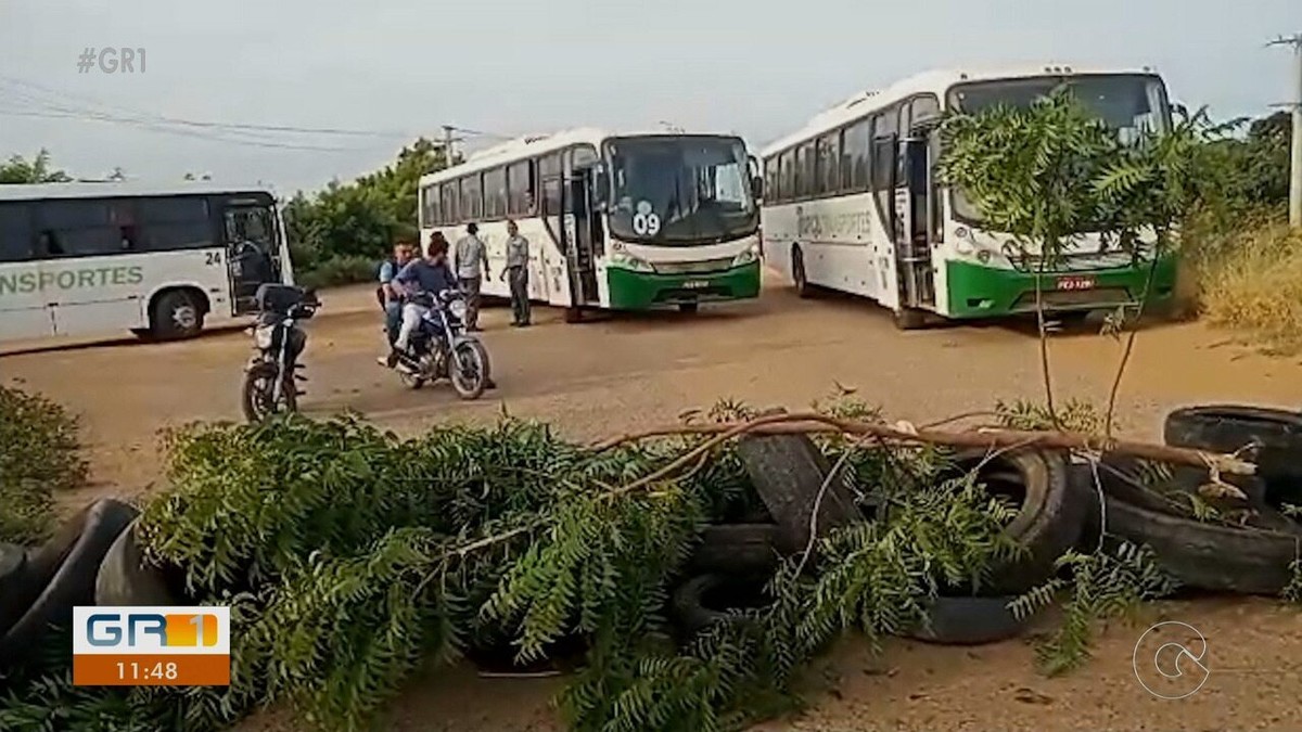 Manifestantes cobram melhorias na estrada que liga núcleo 1 ao 3 do ...