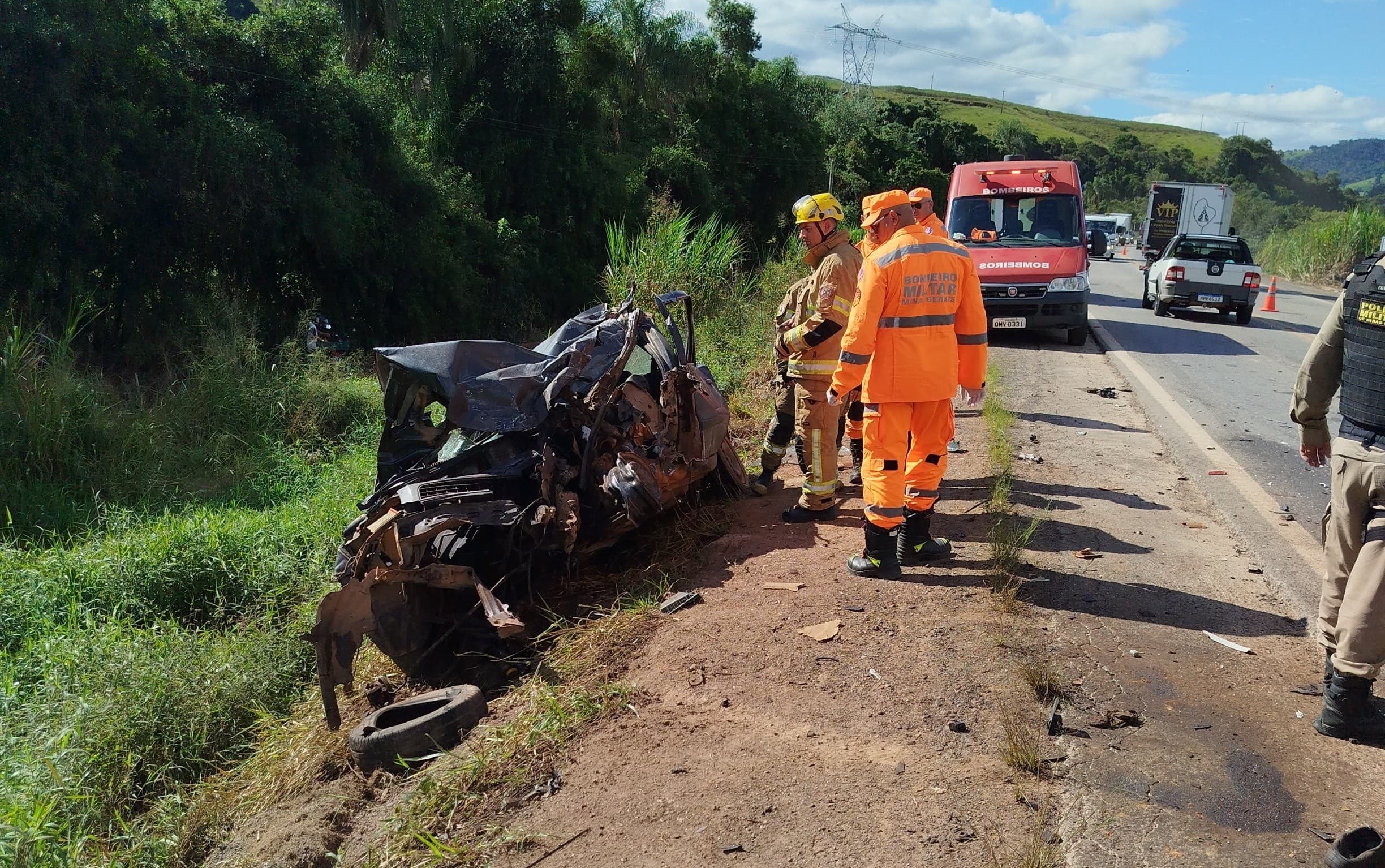 Motorista morre e passageira fica ferido após batida entre carro e caminhão na MG-179 | Sul de ...