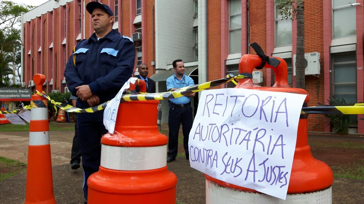Em reunião com protestos e segurança reforçada, Unicamp retira de pauta ...