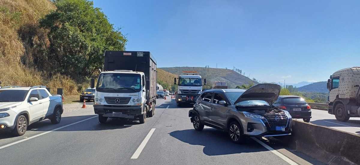 Duas pessoas ficam feridas em acidente entre caminhão e carro na Via ...