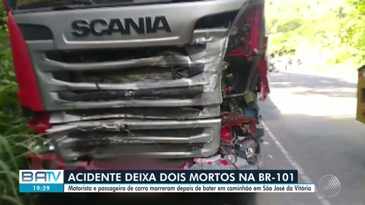 Batida entre carro e carreta mata duas pessoas no interior da Bahia; veículo ficou retorcido ...