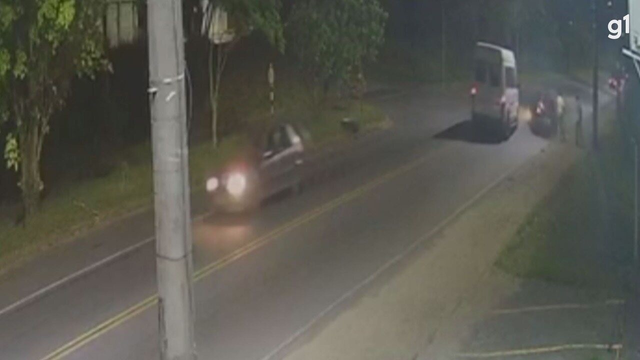 Motorista faz ultrapassagem, atropela mulher e foge sem prestar socorro em SP; VÍDEO | Santos e ...