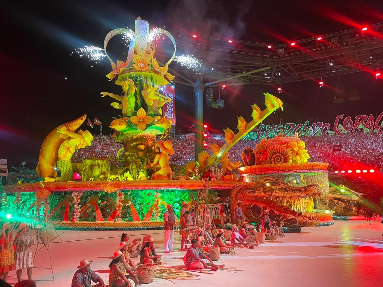Primeira alegoria do Garantido exalta história 'O Caboco' da Amazônia ...