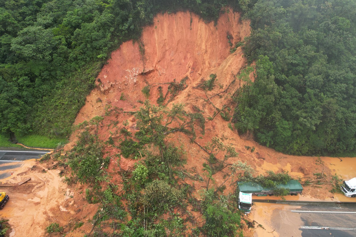 Bombeiros de SC deixam área de resgate na BR-376 após risco de novo ...