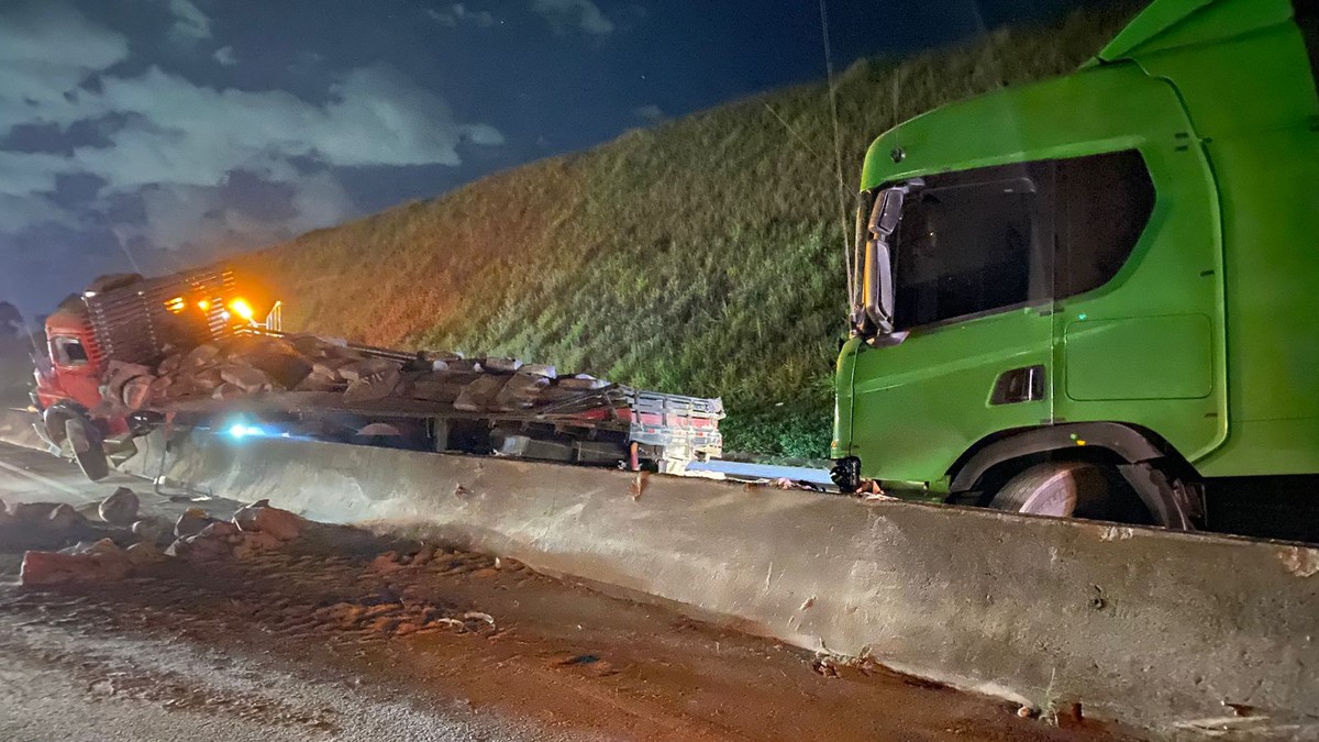 Acidente entre caminhões deixa três feridos e interdita Dutra por 3h em ...