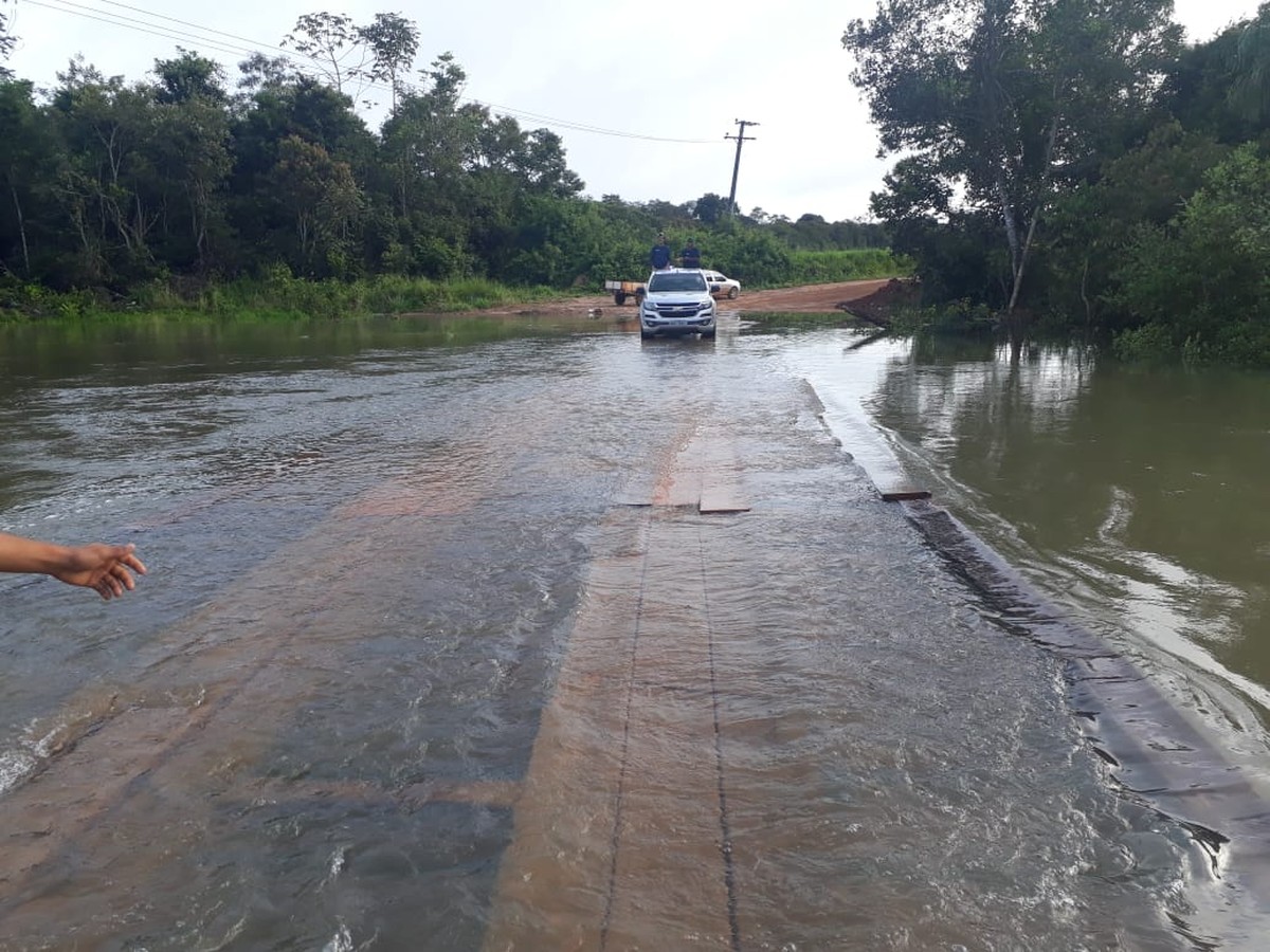 Rio transborda após chuvas intensas em MT e água encobre ponte; veja ...