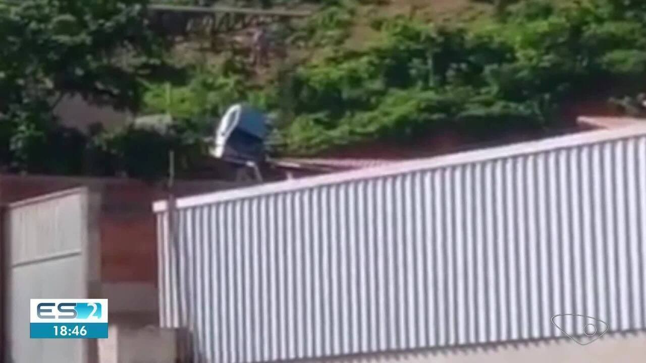 Carro desgovernado desce ladeira em Baixo Guandu, ES, e fica pendurado ao atingir galpão ...