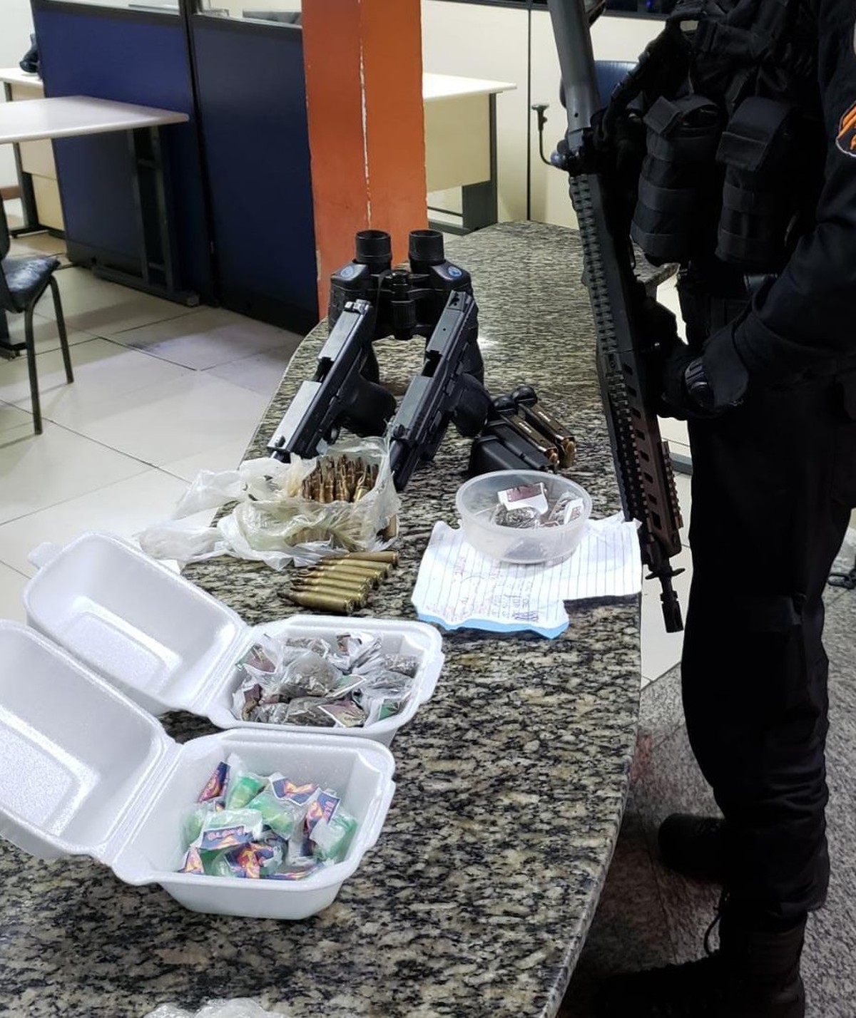 Dupla é Presa Por Tráfico De Drogas E Porte Ilegal De Arma Em Resende