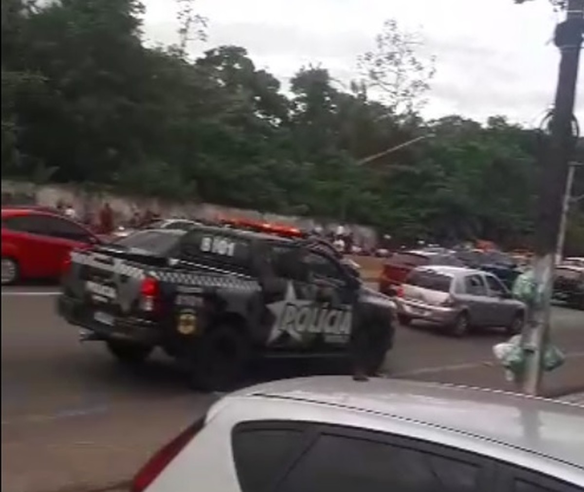 Cerco policial fecha trânsito na av. Júlio César, em Belém | Pará | G1