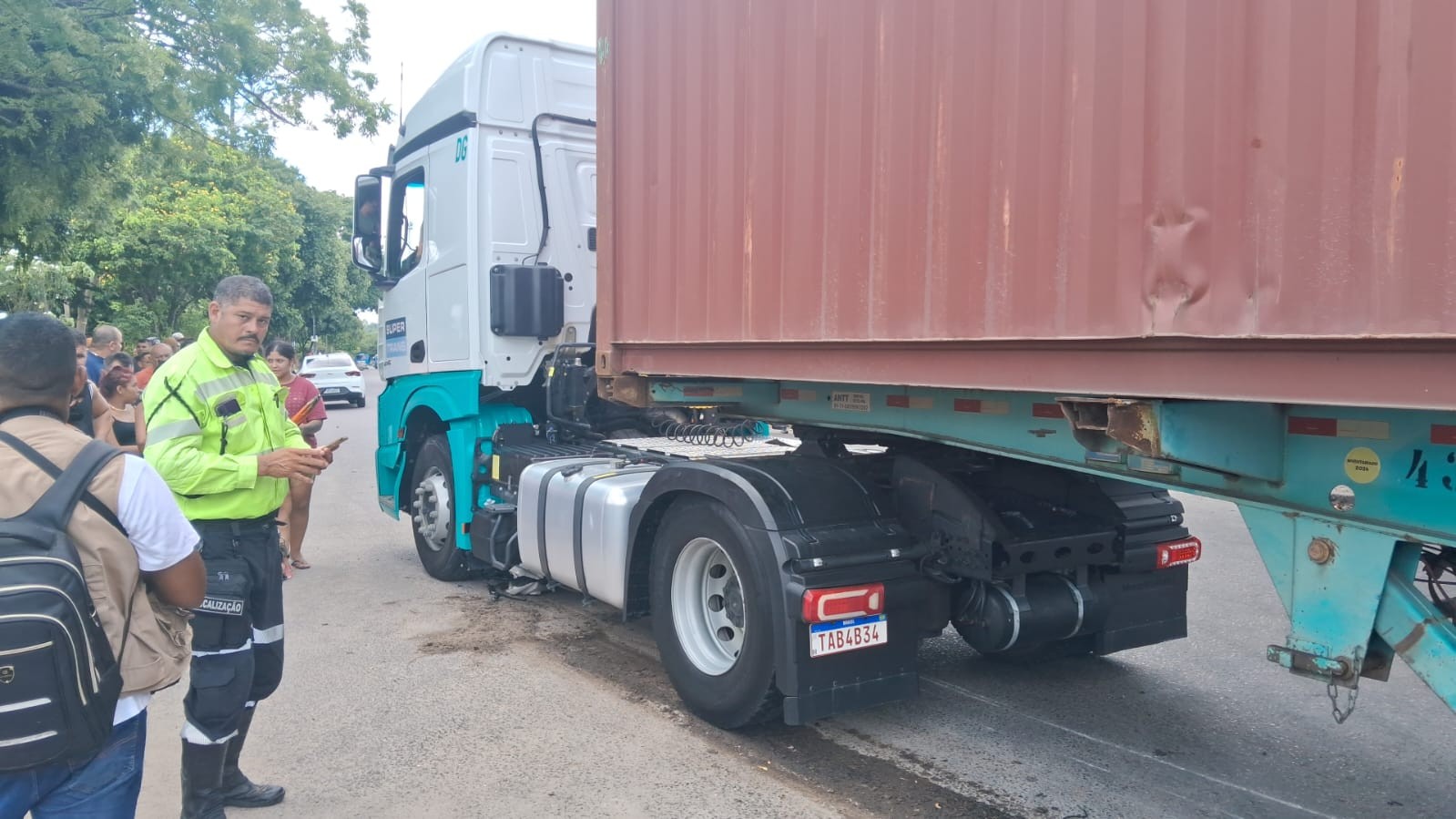 Mulher morre após ser atropelada por carreta em cruzamento na Zona Norte de Manaus