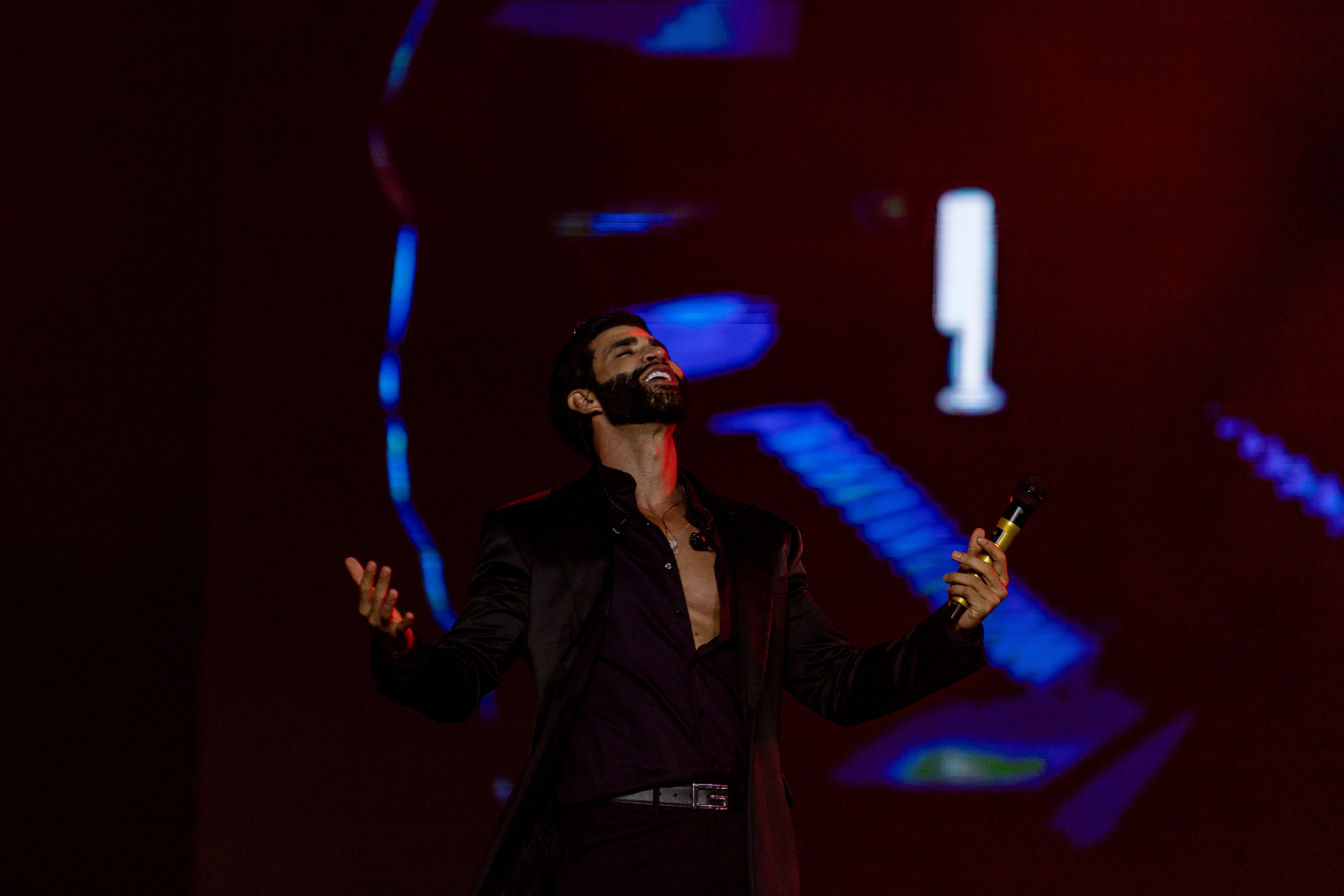 Gusttavo Lima 'voa' sobre o público e grava duas músicas novas | G1