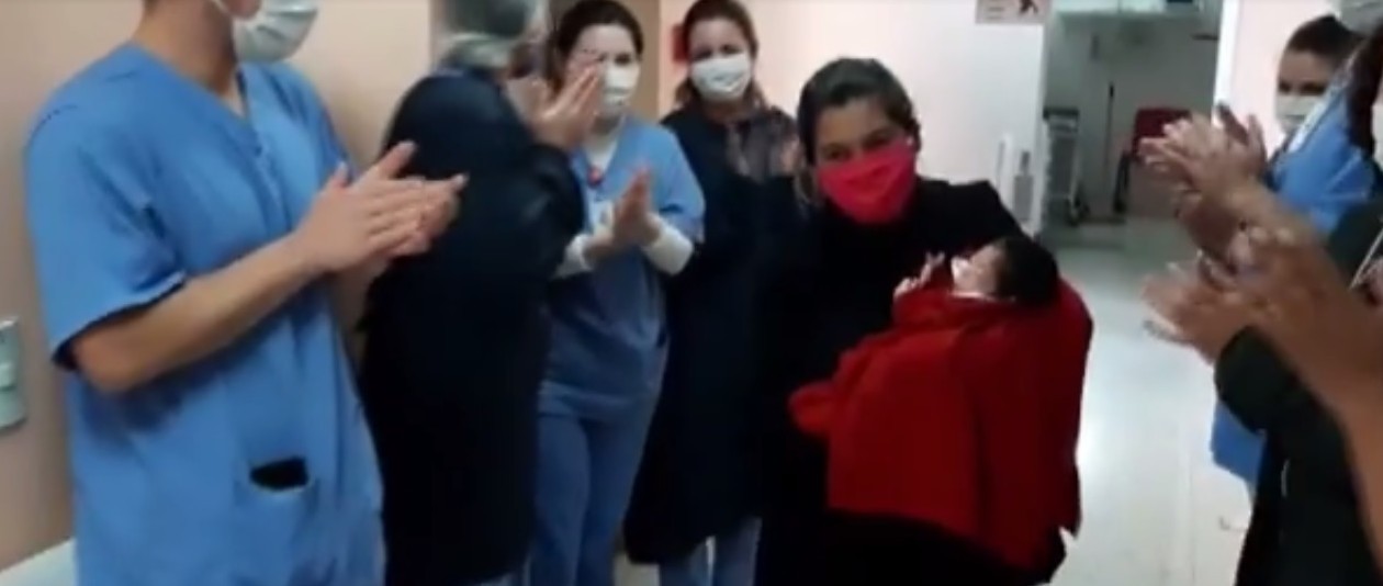 Bebê de um mês tem alta depois de contrair o novo coronavírus | Paraná | G1