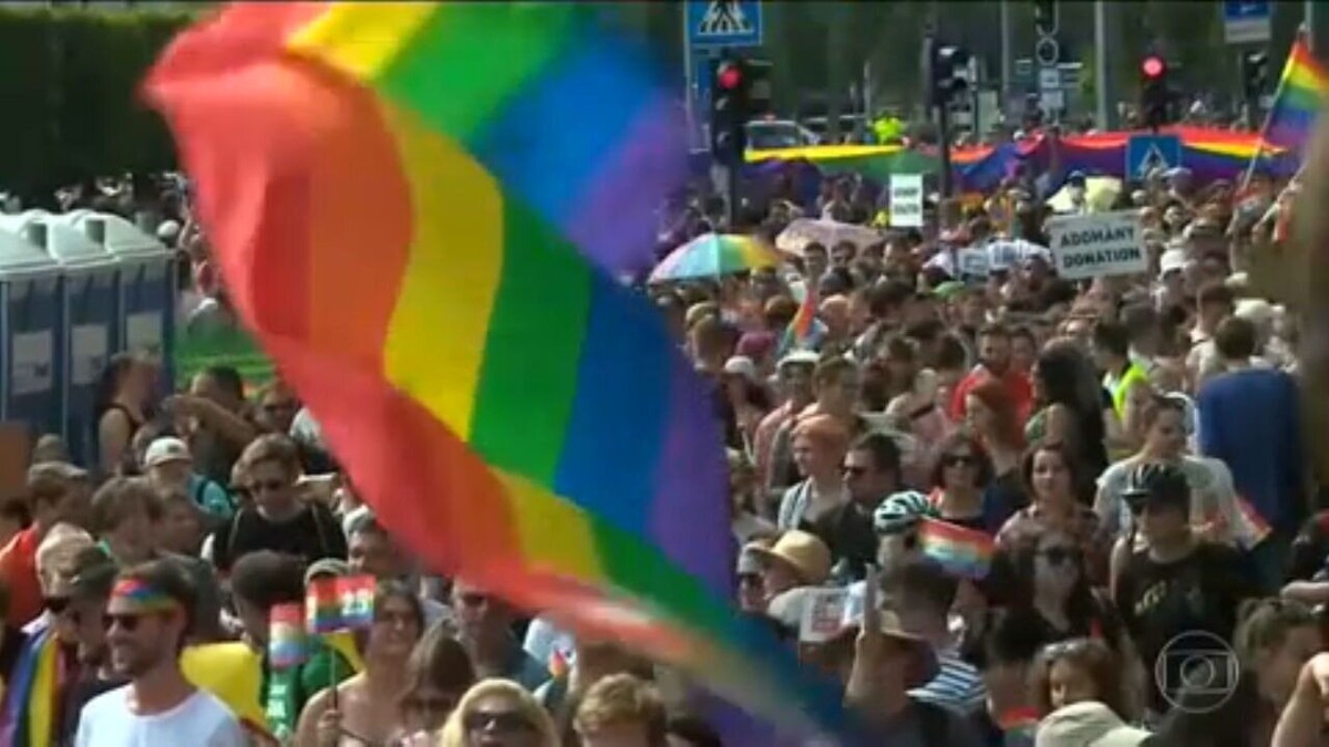 Protesto na Hungria reúne milhares de pessoas contra lei que proíbe ...