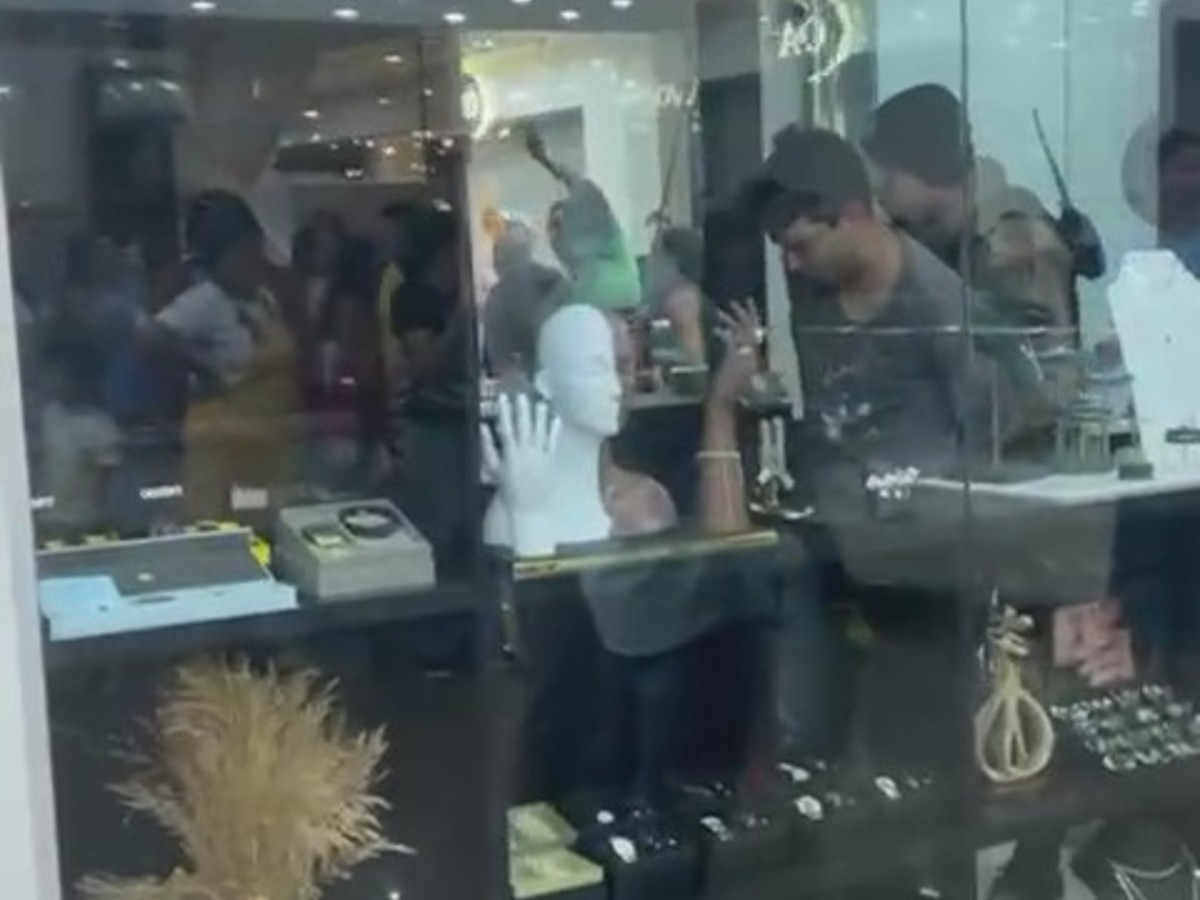 Ladrão 'homem-aranha' desce de teto usando corda para furtar joalheria ...