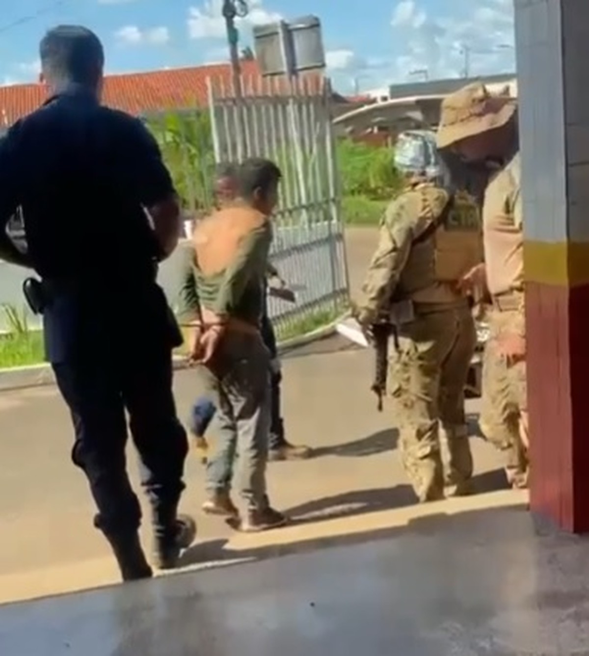 Polícia prende suspeito de participar de assalto a banco com reféns em ...